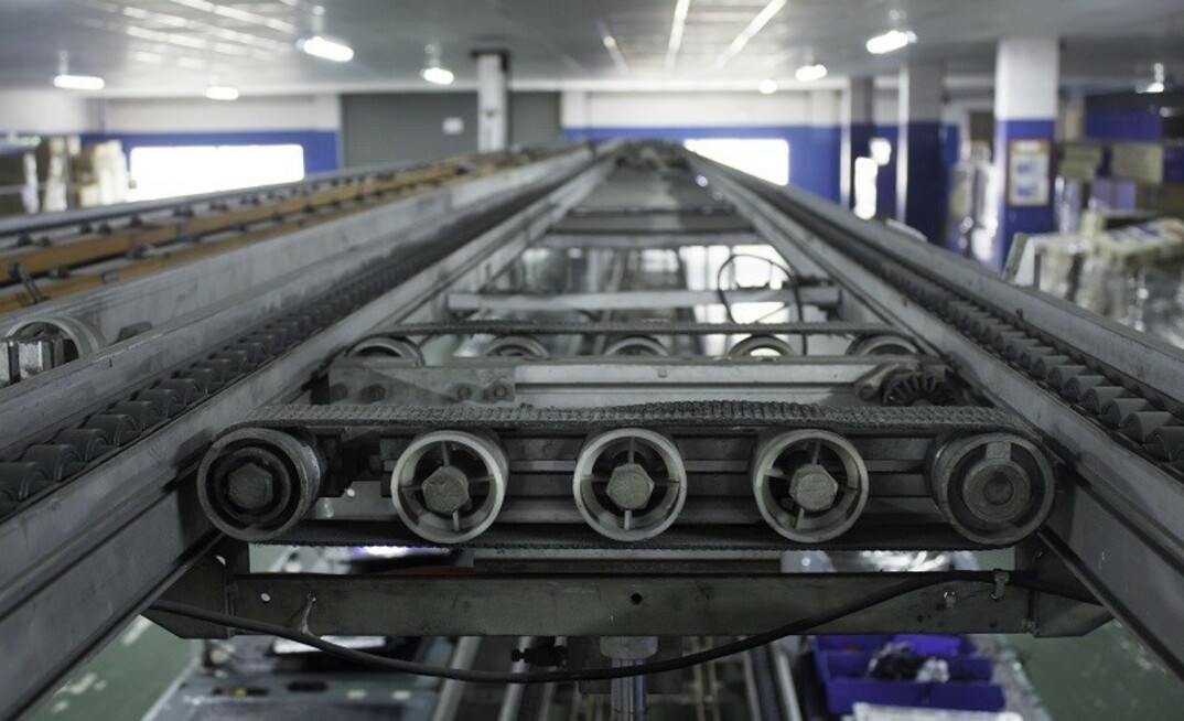 Reducing wear in conveyor belts