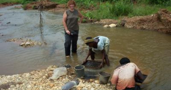 Gana se inspira no Brasil para investir na mineração em pequena escala