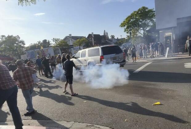 ICE agents with assault rifles toss flash-bangs in San Diego ...