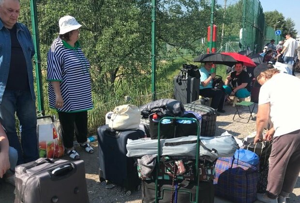 Ukrainians Attempting To Enter Russia Face Days-Long Wait On Border
