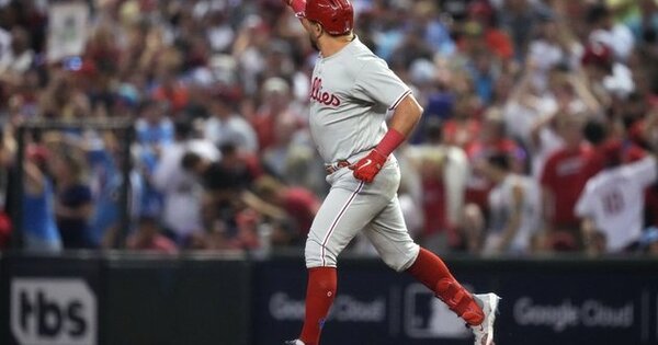 Late comeback pulls D-backs even with Phillies in NLCS