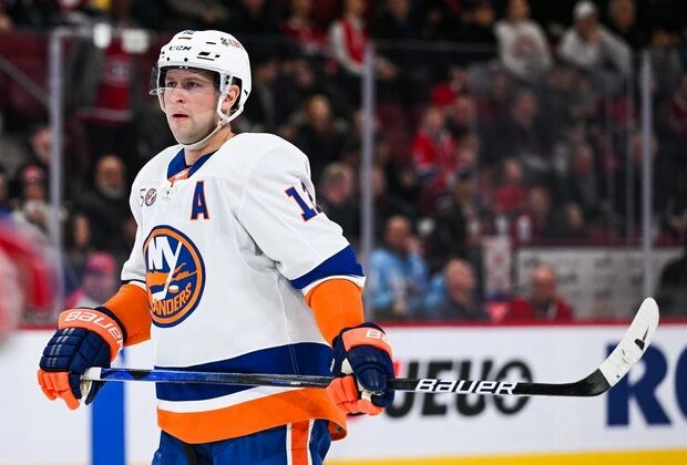 Blackhawks acquire Corey Perry, Josh Bailey in separate trades