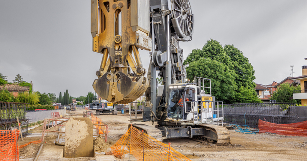Liebherr's new LBX 600 unplugged carrier machine for slurry wall ...