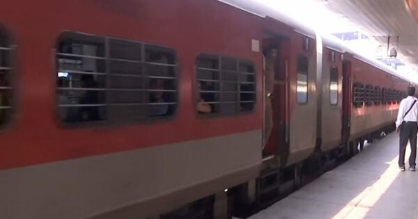 Thick fog causes chaos: Over 40 trains running behind schedule in Delhi