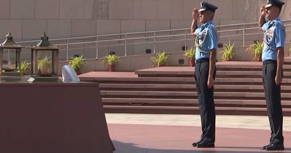 Delhi: New Air Force Vice Chief Air Marshal SP Dharkar pays tribute at ...