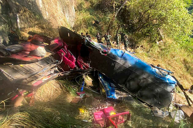 Passenger bus crash kills 15 in Sri Lanka