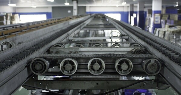 Reducing wear in conveyor belts