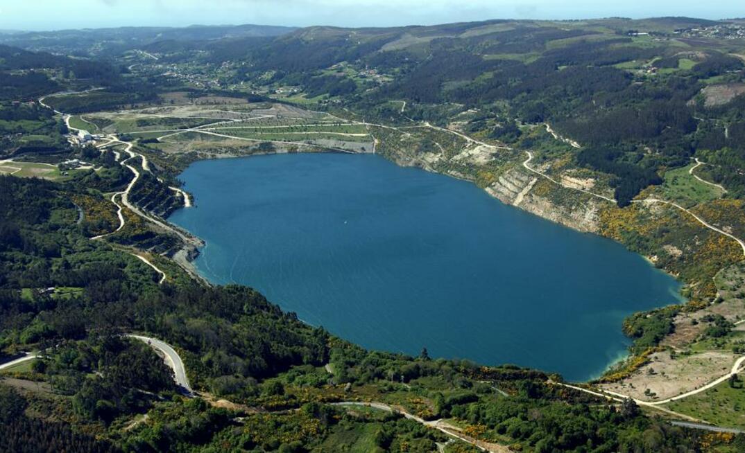 BIZARRO: Mina desativada é transformada no maior lago artificial do mundo