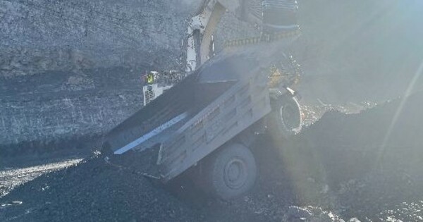 Haul truck windrow breaker