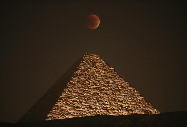 Mideast in Pictures: Blood Moon rises over Pyramids of Giza