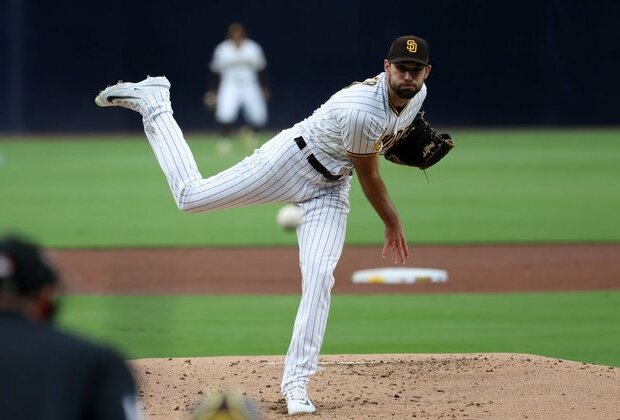 Improving in clutch spots, Padres open set with Cubs