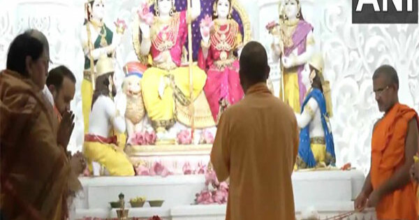 Ayodhya: CM Yogi Adityanath offers prayers before Ram Lalla at Shri Ram ...