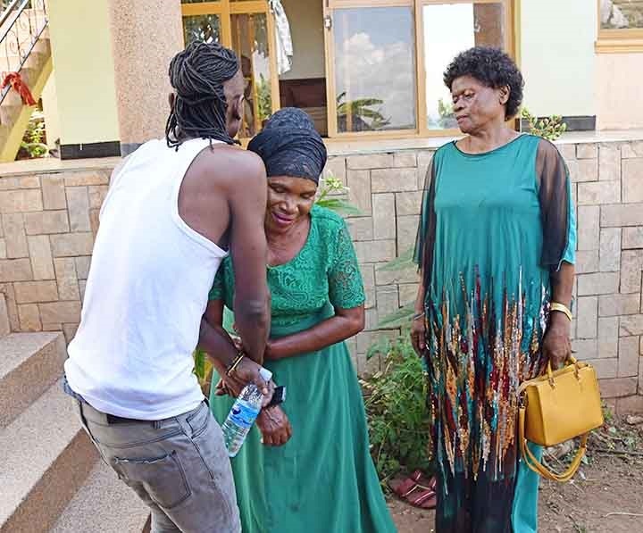 Abayimbi bajjukidde omugenzi Moze Radio - New Vision Official