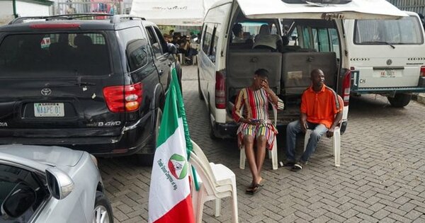 Nigeria's unions suspend strike for talks over new minimum wage