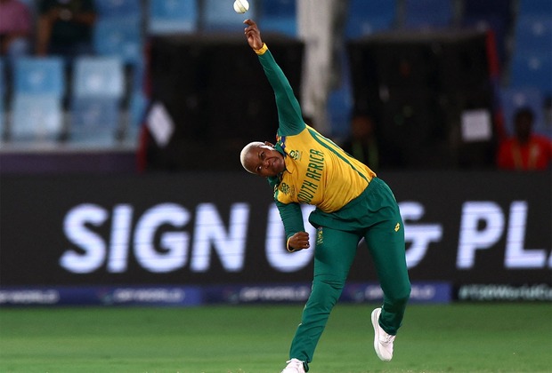 Nonkululeko Mlaba reprimanded for gesture towards Harleen Deol in Women ...