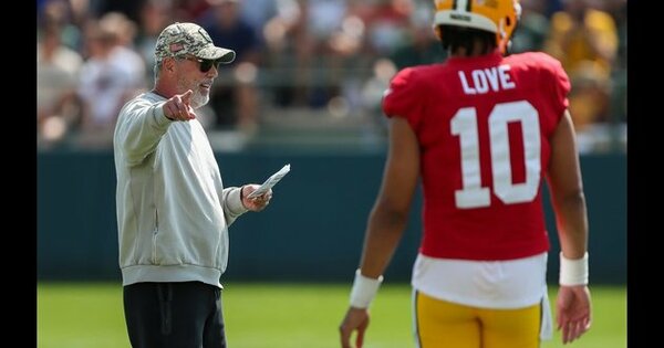 Packers QB coach Tom Clements retires