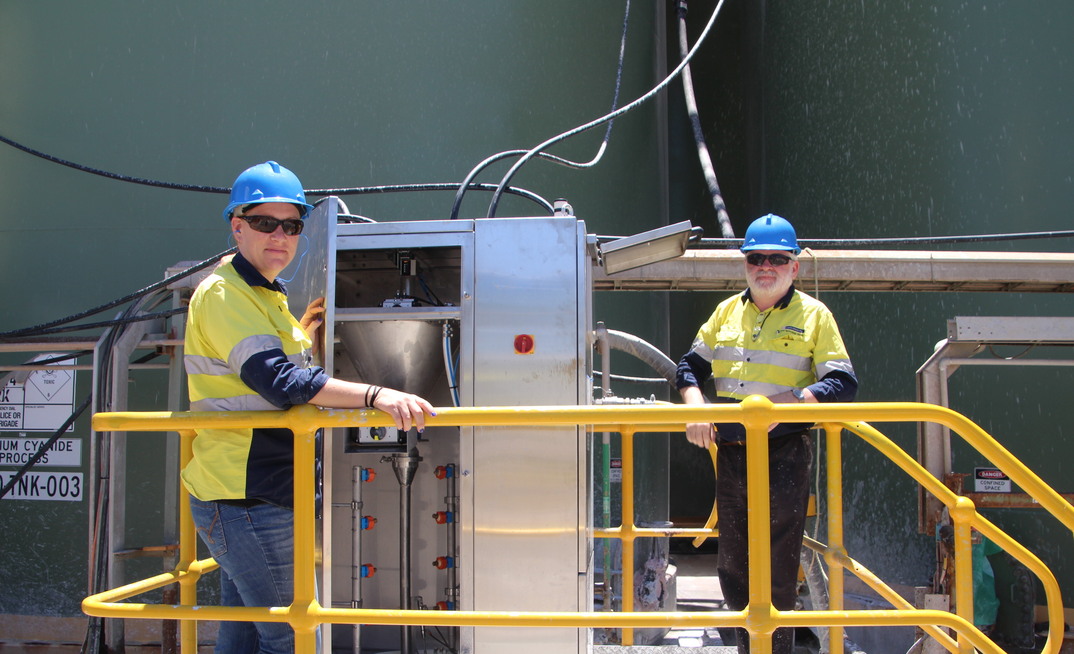 Gold safe with carbon scout