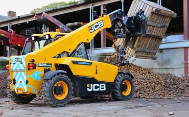 Review: JCB's electric 525-60E telehandler put to the test | Farm News ...