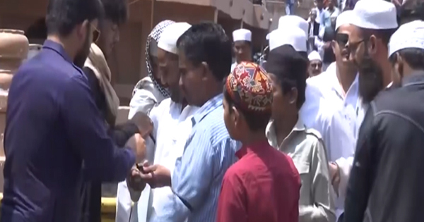 MP: Muslims in Bhopal offer Friday prayers wearing black bands in ...