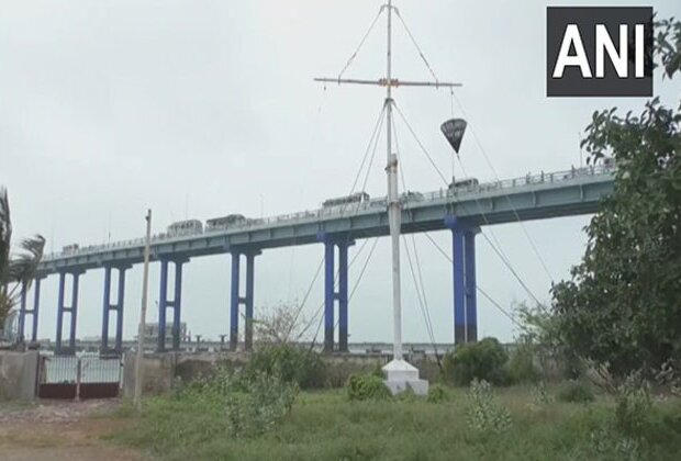 TN: Storm Warning Cage 3 mounted at Pamban port to warn of impending ...