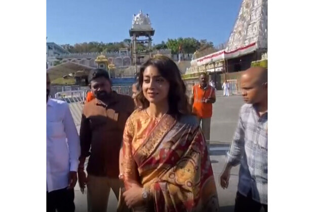 Shriya Saran offers prayers at Tirumala temple
