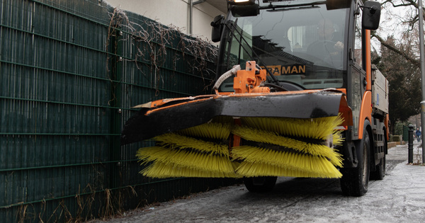 GERMANY-BERLIN-WEATHER-BLACK ICE