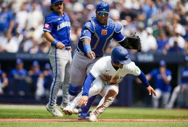 Royals score five in 10th to topple Blue Jays