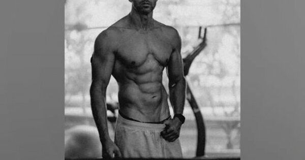 Hrithik Roshan flaunts his ripped abs in new shirtless pic, girlfriend ...