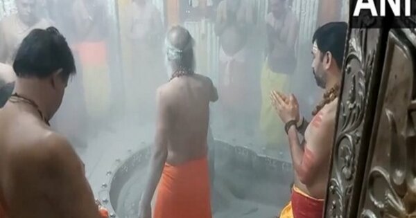 MP: Special Bhasma Aarti performed at Mahakaleshwar Temple in Ujjain on ...