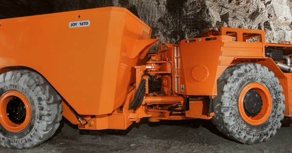 Joy stockholders back Komatsu deal