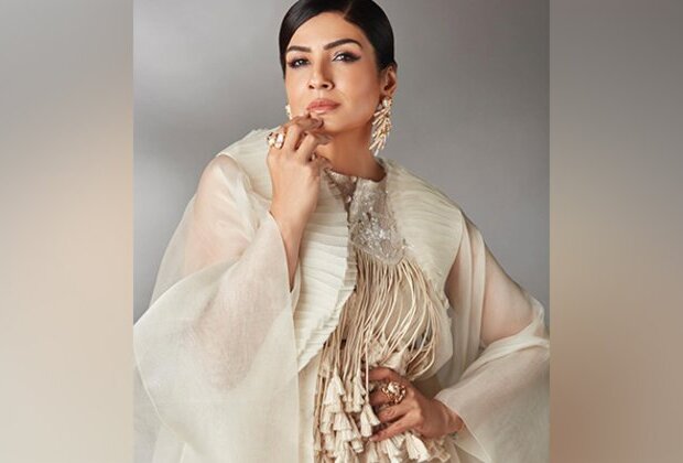 See how Raveena Tandon reacted when a fan compared her with Twinkle Khanna