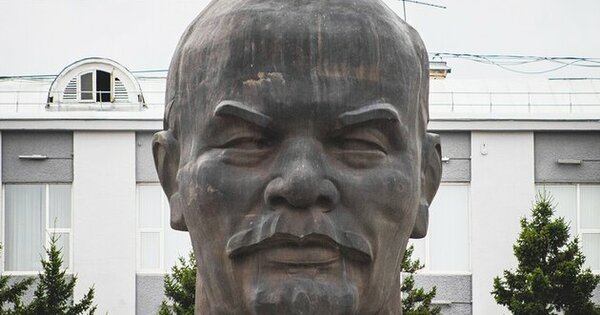 Where is Lenin's biggest head located