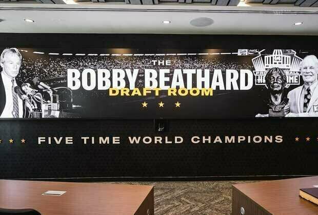 Beathard family reacts to unveiling of new Bobby Beathard Draft Room