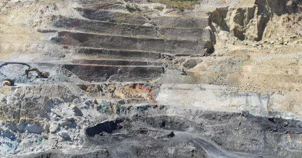 Wall failure stops mining for 12 hours at Kali Kuning