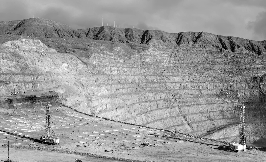 Dyno eases surface blasting