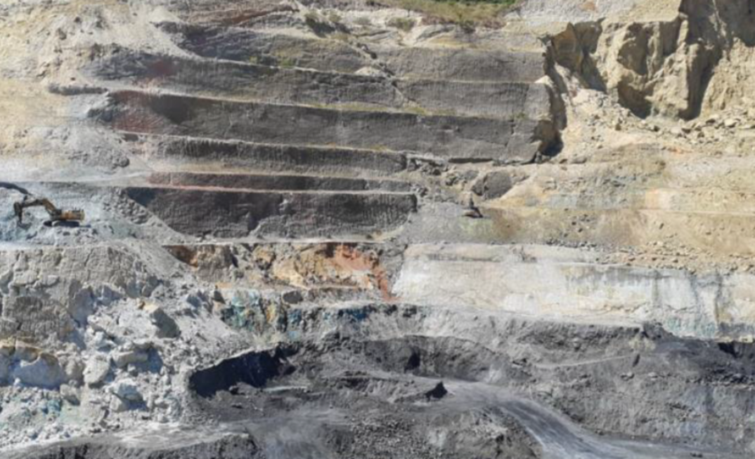 Wall failure stops mining for 12 hours at Kali Kuning