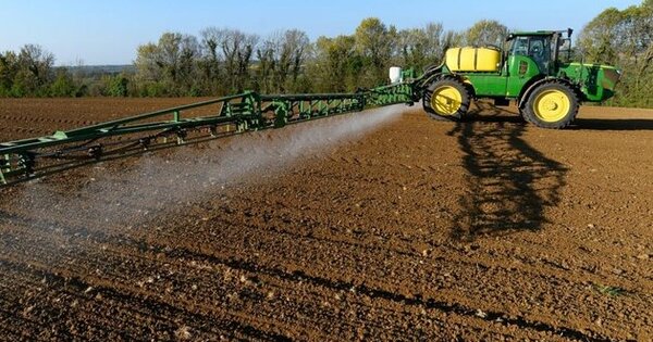 EU approves controversial weedkiller glyphosate for another decade