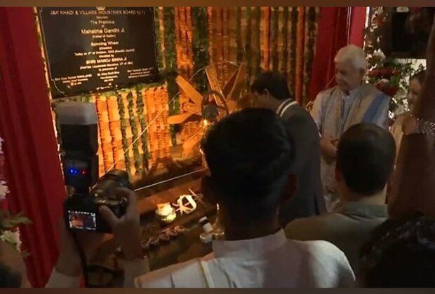 JK Lt. Governor Manoj Sinha unveils statue of Mahatma Gandhi and ...