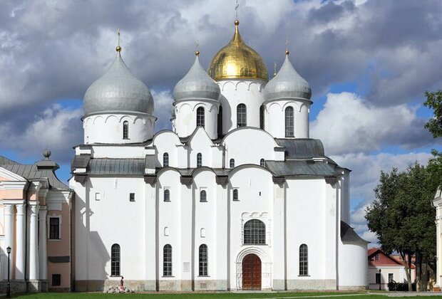 Why were there so few stone buildings in ancient Russia