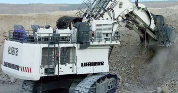 Transport of a Liebherr R 996 sets records