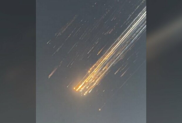 Starship explodes in meteor shower of debris