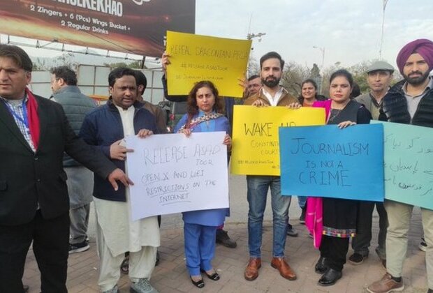 Pakistan: Journalists hold protest in Islamabad, demand withdrawal of ...