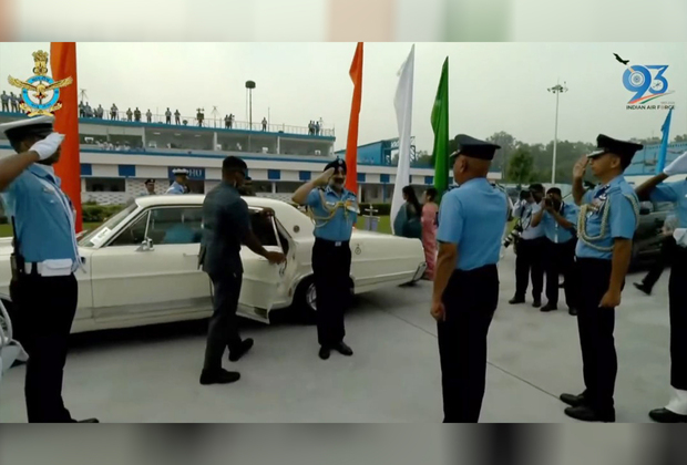 Air Chief Marshal AP Singh arrives in vintage 1967 Ford Salon for Air ...
