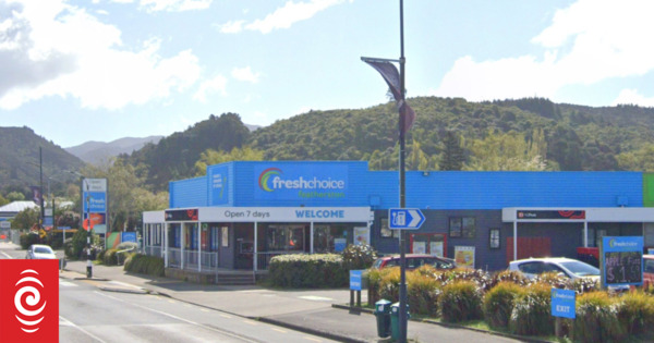 Man dead after police incident shuts down Carterton streets