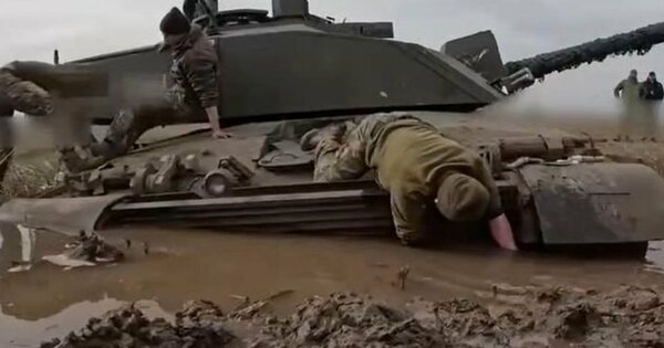 UK-made tank gets stuck in Ukrainian mud