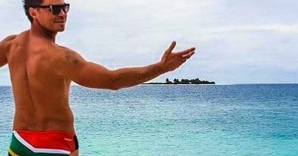 Faf No 2! Bobby van Jaarsveld shows off his cheeky SA flag 'Speedos'