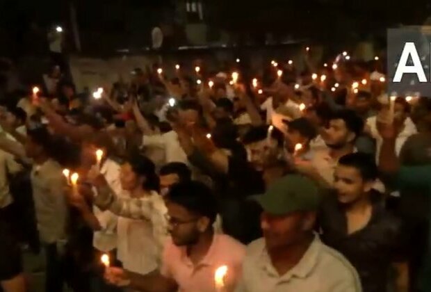 Prayagraj: UPPSC candidates hold candlelight march, demand exams be ...