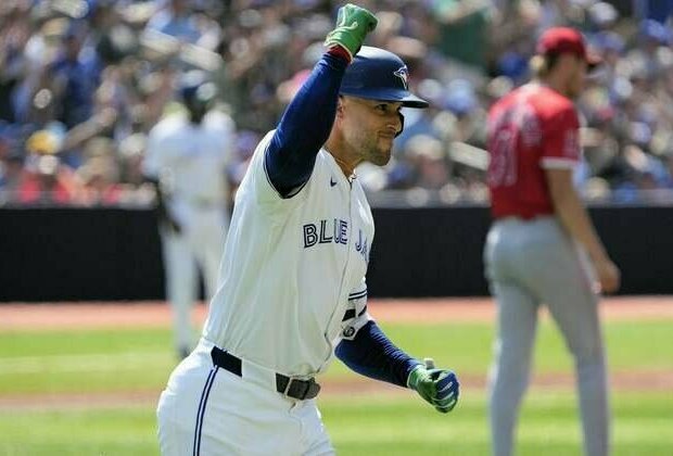 Blue Jays win second straight in extra innings vs. Angels