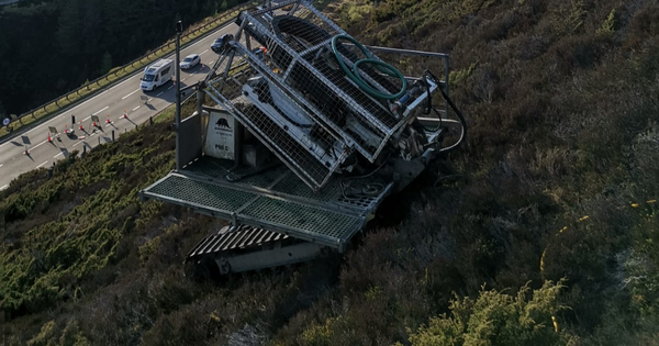 Anchoring of slope climbing drilling rigs