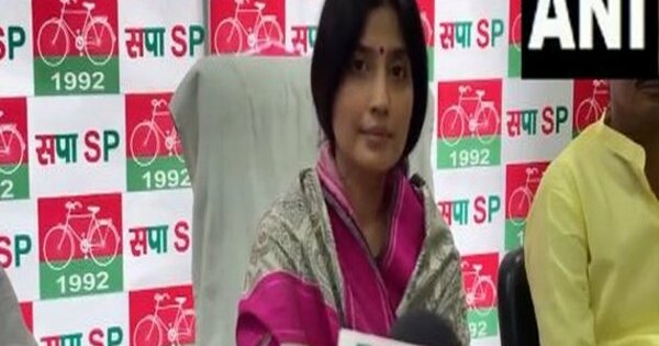 "We respect him...": Dimple Yadav on Swami Prasad Maurya's resignation from Samajwadi Party